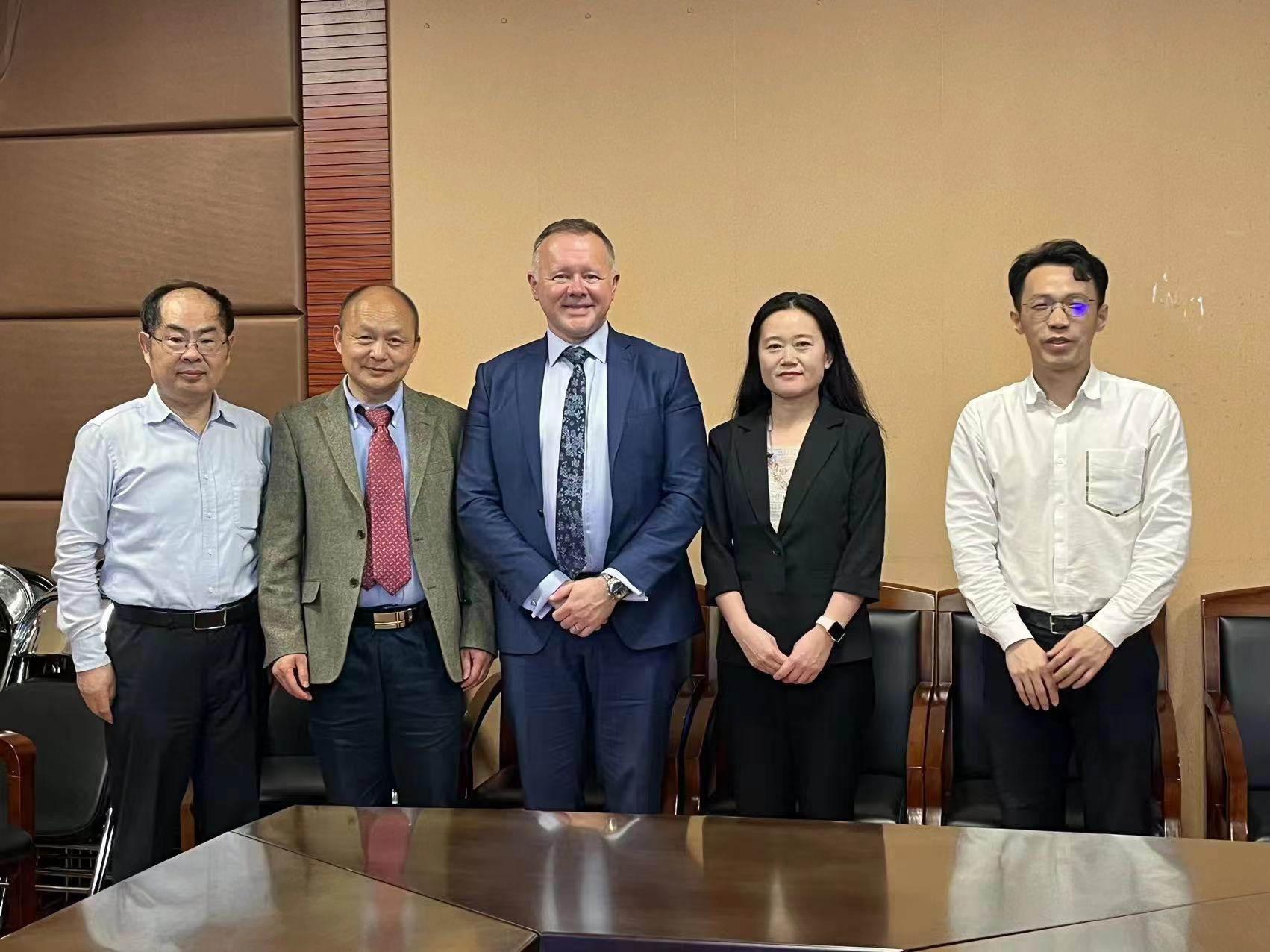 金力校长与英国埃克塞特大学校长签署研究人员交流计划协议